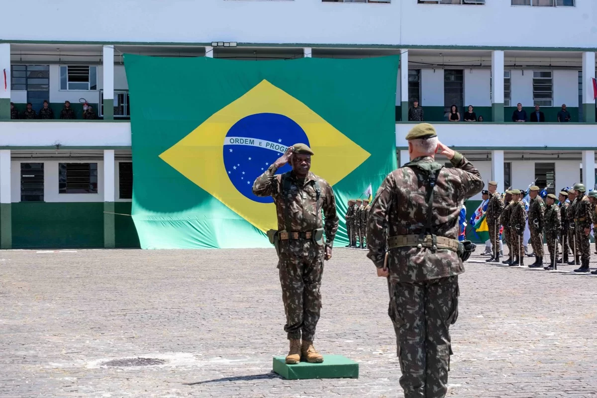 Terceiro negro no posto, general André Luiz Ribeiro assume comando de ...