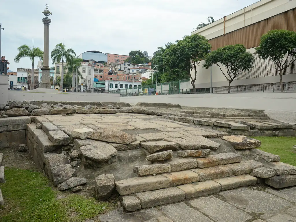 Cais do Valongo, régua e compasso para o mundo