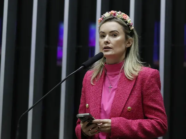Júlia Zanatta perde processo contra Felipe Neto por comentário sobre ...