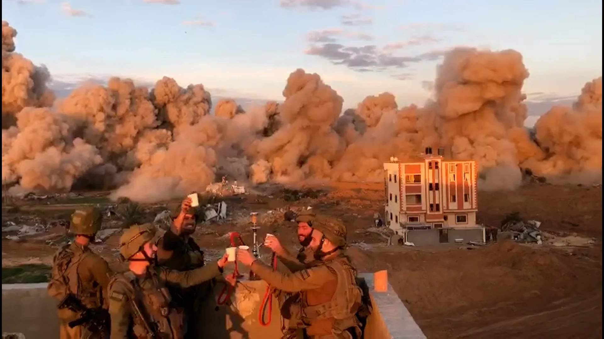 Filme revela soldados israelenses criando conteúdo para TikTok a partir ...