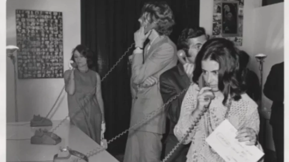 Vai um poema aí? Programa que recita poesia por telefone chega ao Brasil