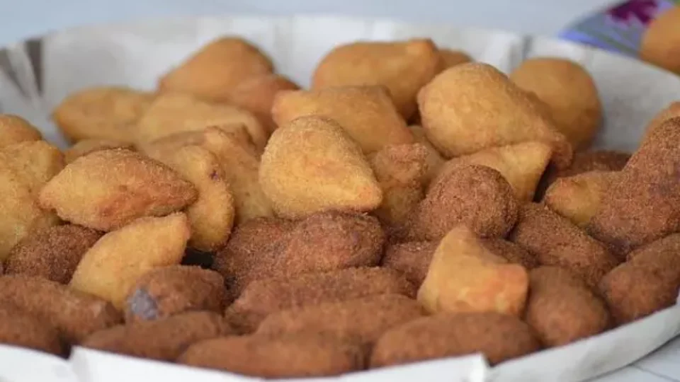 Policiais civis protestam com coxinhas contra vale-alimentação de R$ 12 ...