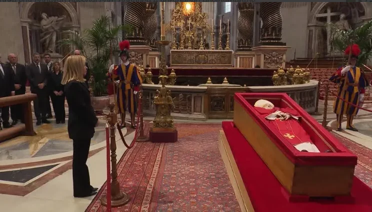 Quase 20 mil pessoas já visitaram velório do papa Francisco no Vaticano