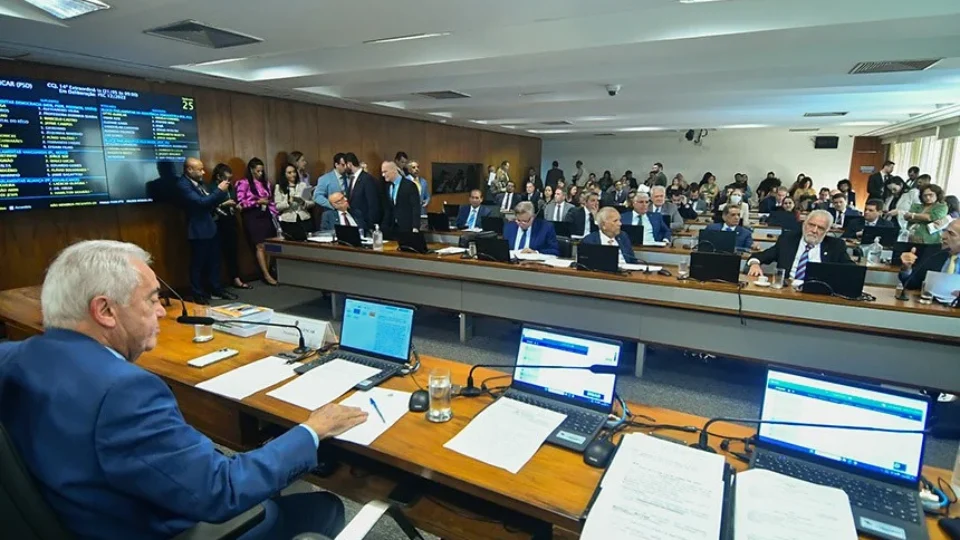CCJ do Senado aprova fim da reeleição, mandatos de cinco anos e ...