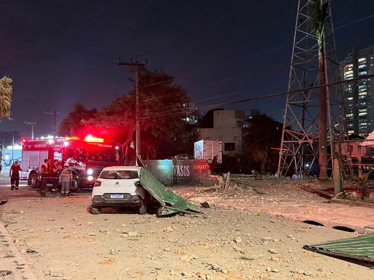 Explosão em galpão deixa um morto e atinge veículos e casas na zona ...