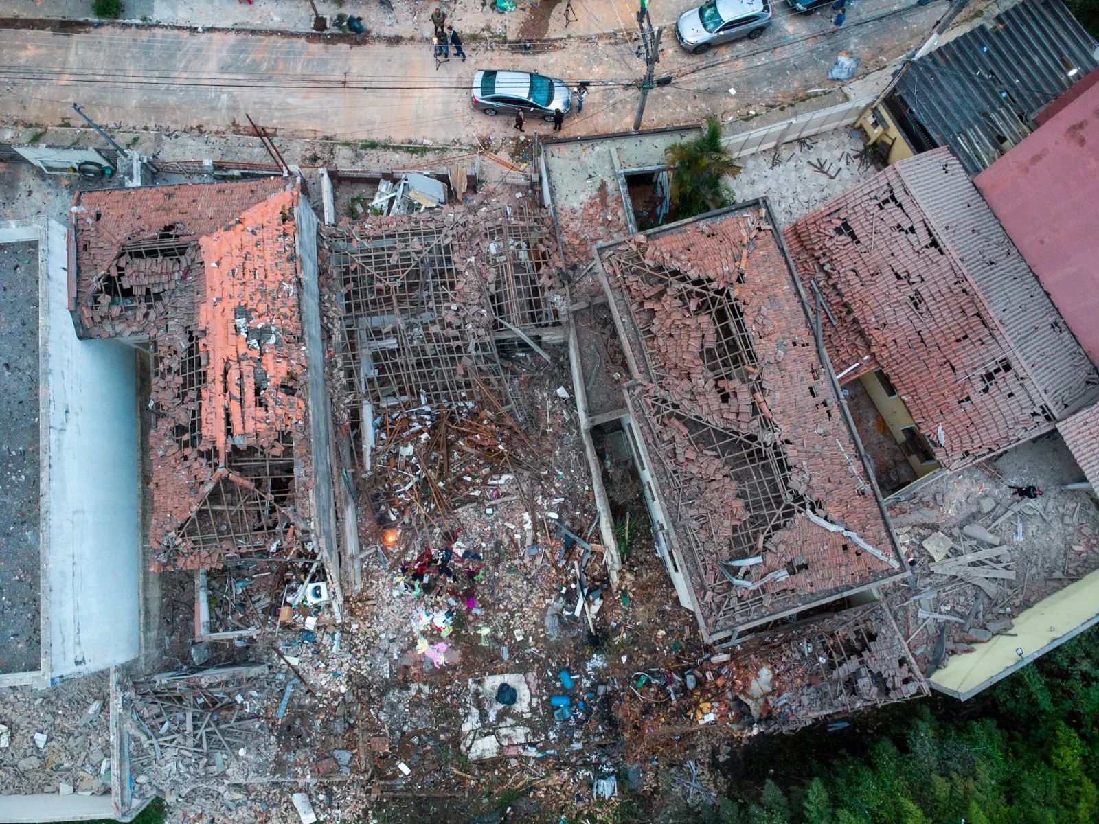 Explosão em galpão deixa um morto e atinge veículos e casas na zona ...