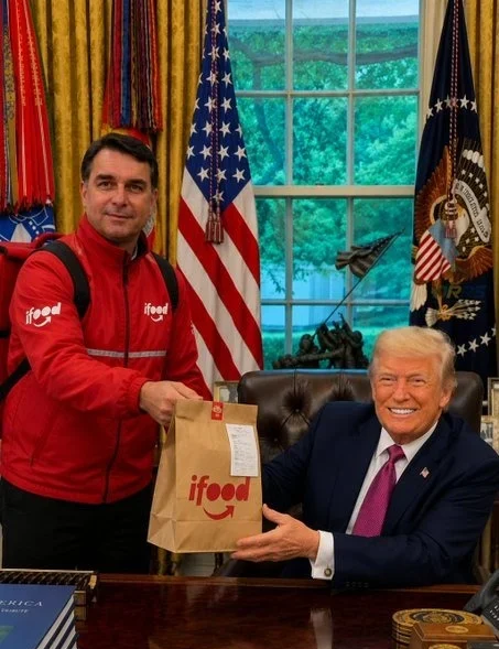 Foto de Flávio Bolsonaro com Trump rende enxurrada de memes nas redes ...
